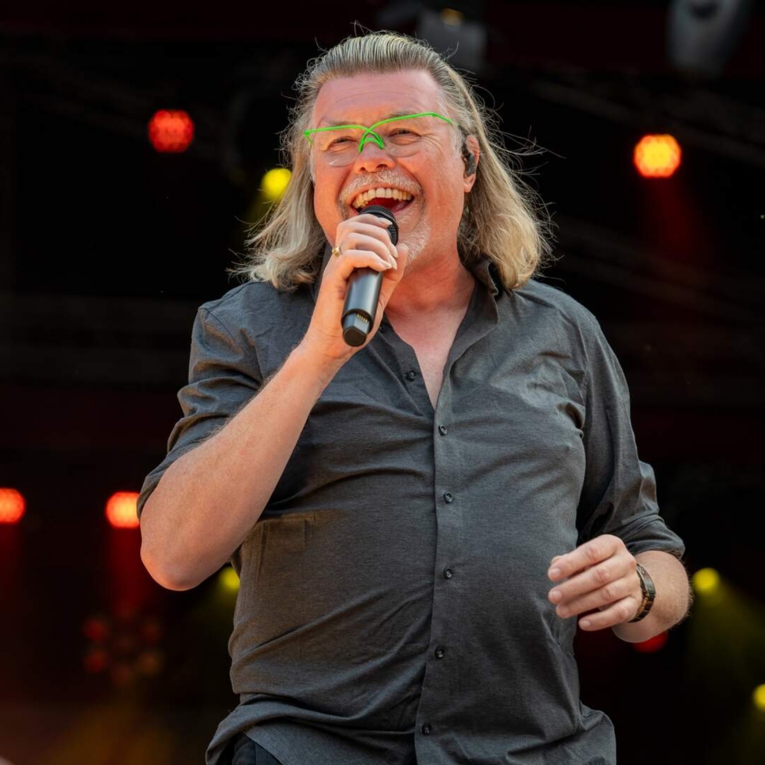 VROEGE TRAGEDIE: Volkszanger René Karst (59) Overleed Stil in Zijn ...